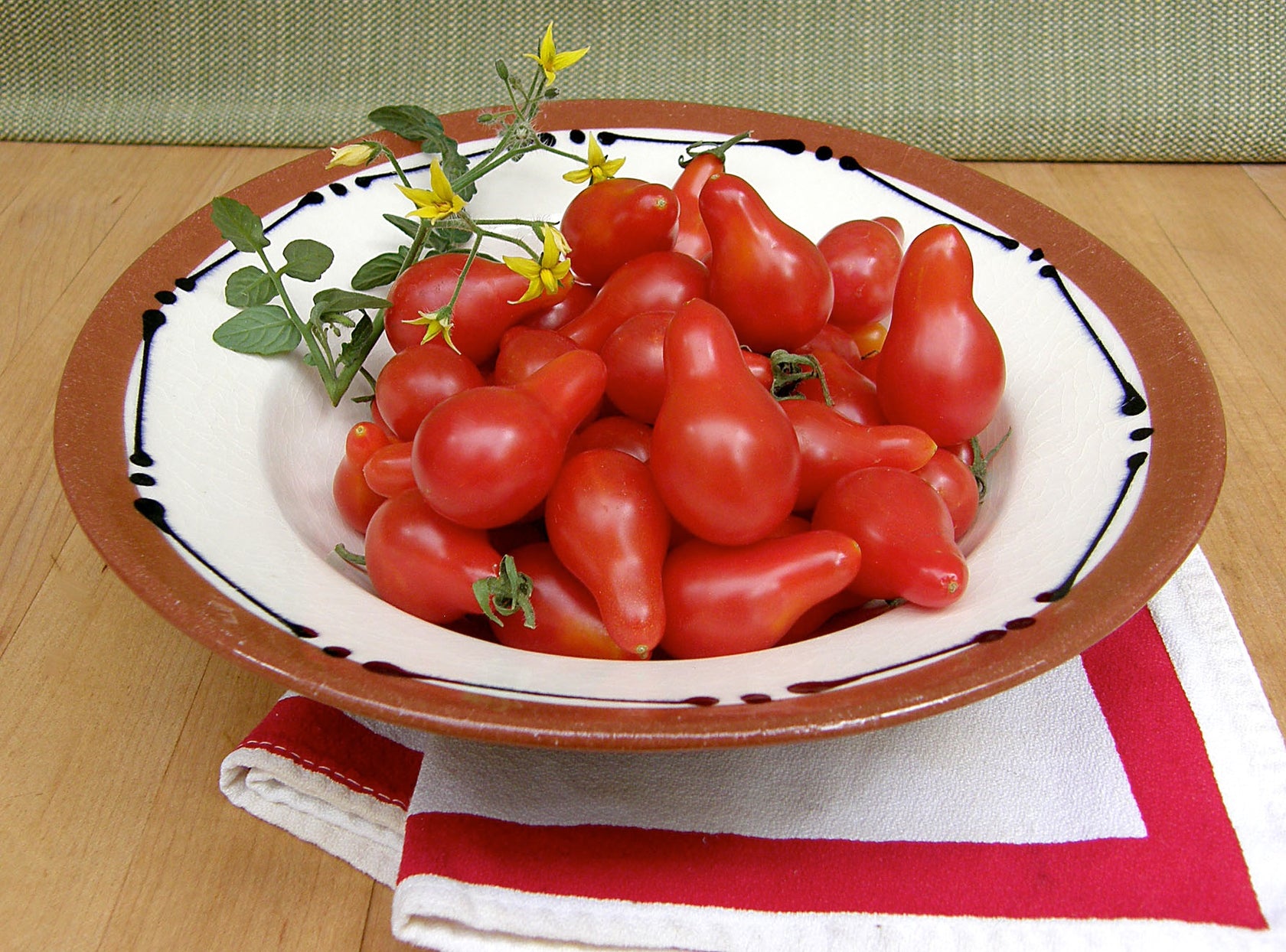 'Little Red Pear' Heirloom Cherry Tomato – Renee's Garden